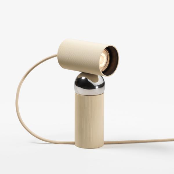 カナダ人デザイナーPhilippe Malouinによってデザインされた「Bilboquet（ビルボケ）」。調整可能なヘッドを持ち、内蔵されたLED光源からスポットライトの様に直接対象を照らします。本体は環境に配慮した特殊な顔料入りポリカー...