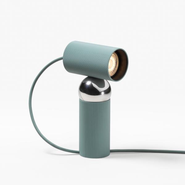 カナダ人デザイナーPhilippe Malouinによってデザインされた「Bilboquet（ビルボケ）」。調整可能なヘッドを持ち、内蔵されたLED光源からスポットライトの様に直接対象を照らします。本体は環境に配慮した特殊な顔料入りポリカー...