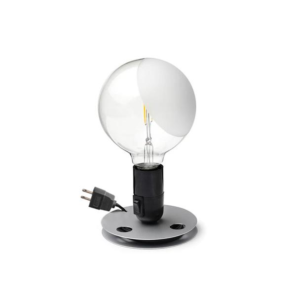 巨匠アッキーレ・カスティリオーニが1972年にデザインしたテーブルランプ 、Lampadina（ランパディナ）。映画のフィルムリールをそのままベースに採用しており、日用品や工業製品をデザインプロダクトに転用する「レディメイド」の手法を汲むデ...