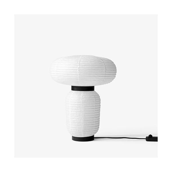 ハイメ・アジョンは現代的な表現で伝統的なアジアのランタンにデザイナーの目線からモダンなひねりを加えることで、東洋と西洋のエッセンスの融合を表現したデザインに仕上げました。提灯はアジアで長きに渉って使用され、そしてその地域や文化によってさまざ...