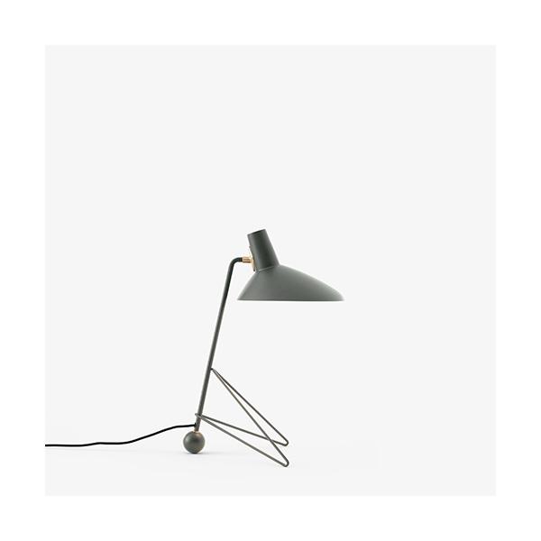 1953年に発表されたトライポッドのデザインには、Old Masters Hvidt＆M&amp;oslash;lgaard（ヴィッツ＆モルガード）の特徴であるクリーンなミニマリズムがデザインに反映されています。ミッドセンチュリー期のデンマ...