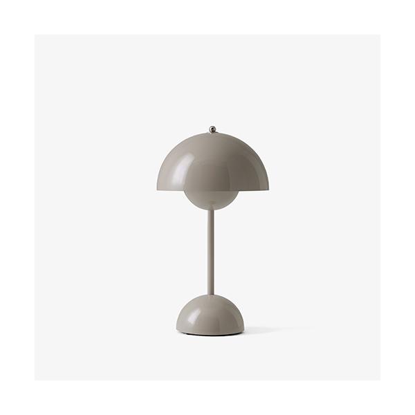 向かい合った大小2つの半球で構成されるシェードから溢れる光と斬新で大胆なフォルムはミッドセンチュリーの代名詞とも言えるデザイン照明であると同時に、現代においても色褪せることのないモダンライティングとして、飲食店や商業空間など、世界中の様々な...