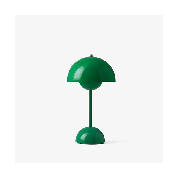 向かい合った大小2つの半球で構成されるシェードから溢れる光と斬新で大胆なフォルムはミッドセンチュリーの代名詞とも言えるデザイン照明であると同時に、現代においても色褪せることのないモダンライティングとして、飲食店や商業空間など、世界中の様々な...