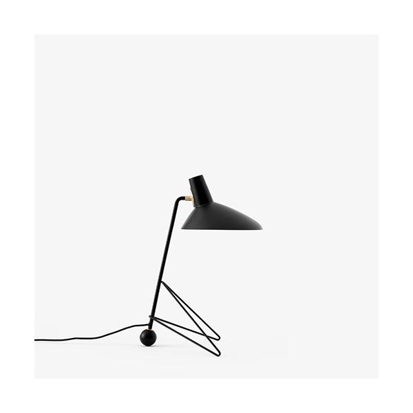 1953年に発表されたトライポッドのデザインには、Old Masters Hvidt＆M&amp;oslash;lgaard（ヴィッツ＆モルガード）の特徴であるクリーンなミニマリズムがデザインに反映されています。ミッドセンチュリー期のデンマ...