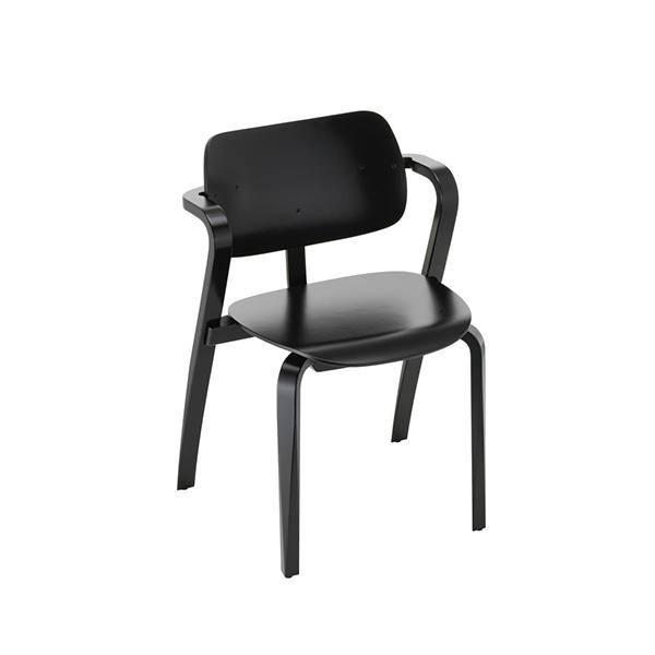 Aslak（アスラック）チェアは、フィンランド ミッドセンチュリーを代表する家具デザイナーの一人、Ilmari Tapiovaara（イルマリ・タピオヴァーラ）が手がけたアームチェア。氏の代表作である「ドムスチェア」同様、人の身体に沿った座...