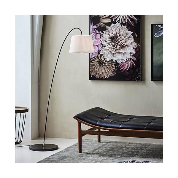 スノードロップは、自然に咲くスノードロップ（マツユキソウ）の姿からデザイン。アーチを描く茎の先に、可憐な白い花を下向きにつける様子を表現しています。