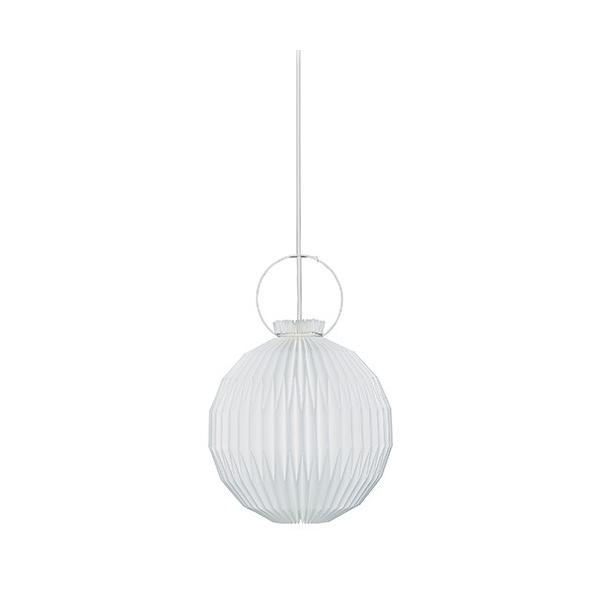 1枚のプラスチックシートをひとつひとつ手で折りあげてできる美しいフォルムが魅力のレ・クリント。美しい光と影のコントラストは、心を潤すあかりの芸術品として、また北欧デザインの代表作として世界中を魅了し続けています。 レ・クリントの中で最も精細...