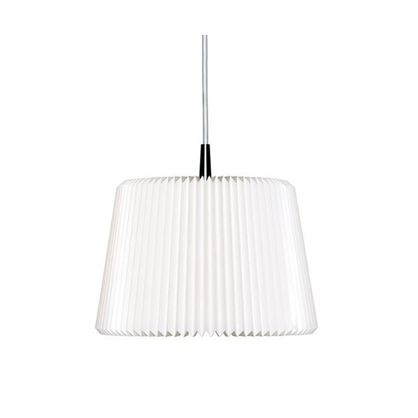 1枚のプラスチックシートをひとつひとつ手で折りあげてできる美しいフォルムが魅力のレ・クリント。美しい光と影のコントラストは、心を潤すあかりの芸術品として、また北欧デザインの代表作として世界中を魅了し続けています。スノードロップシリーズ「12...