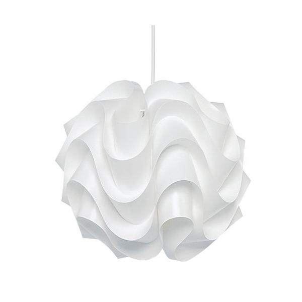 1枚のプラスチックシートをひとつひとつ手で折りあげてできる美しいフォルムが魅力のレ・クリント。美しい光と影のコントラストは、心を潤すあかりの芸術品として、また北欧デザインの代表作として世界中を魅了し続けています。1971年、Poul Chr...