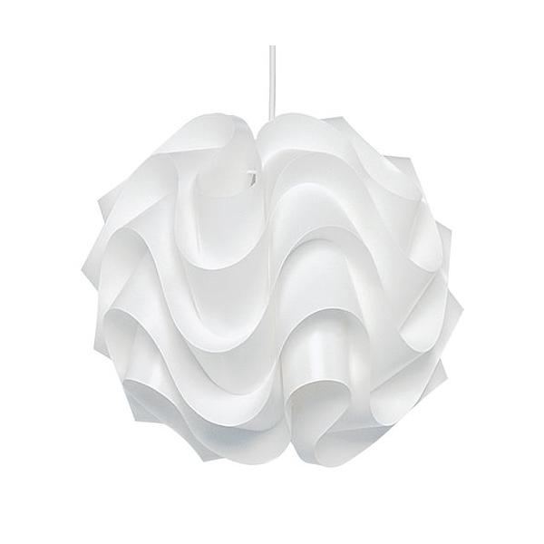 1枚のプラスチックシートをひとつひとつ手で折りあげてできる美しいフォルムが魅力のレ・クリント。美しい光と影のコントラストは、心を潤すあかりの芸術品として、また北欧デザインの代表作として世界中を魅了し続けています。1971年、Poul Chr...