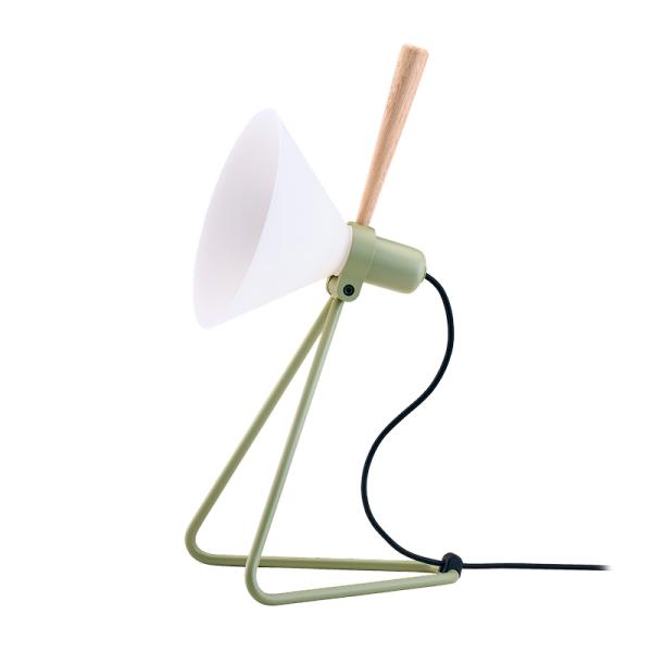 場所を選ばず自由に持ち運べる軽快さと、タイムレスなシンプルデザインが魅力のスポット。必要な場所にさっと移動できるコンパクトなフォルムと、好みの高さに調整できる調光機能を備えています。付属パーツで壁掛け照明としても使える自在さが、暮らしに合わ...