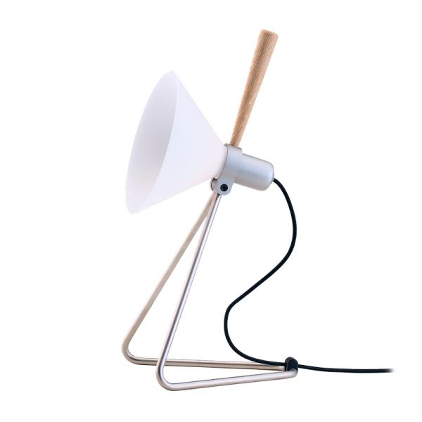 場所を選ばず自由に持ち運べる軽快さと、タイムレスなシンプルデザインが魅力のスポット。必要な場所にさっと移動できるコンパクトなフォルムと、好みの高さに調整できる調光機能を備えています。付属パーツで壁掛け照明としても使える自在さが、暮らしに合わ...