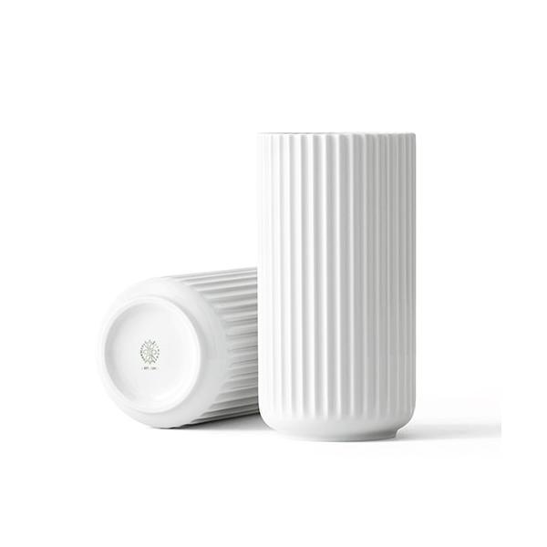 Lyngby Porcelaen（リュンビューポーセリン）は、コペンハーゲンの北にあるコンゲンス・リュンビューで1936年に磁器メーカーとして設立しました。このころ主流だった装飾的な磁器とは対照的に、ドイツのバウハウス運動の影響を強く受け、...