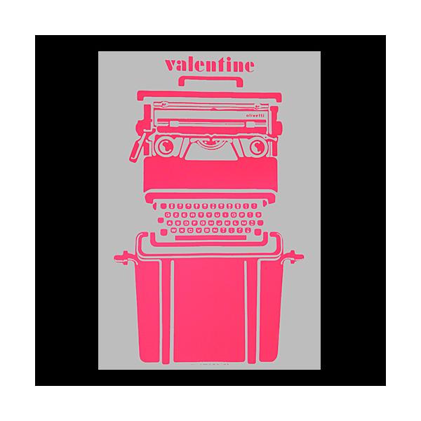 イタリアデザイン史に残る名作ポータブルタイプライター「バレンタイン」をモチーフにしたポスター。デザイナーのエットレ・ソットサス Jr.自身が手掛けています。ポータブルタイプライター「バレンタイン」は、MoMA（ニューヨーク近代美術館）のパー...