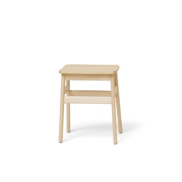 アングル スタンダード スツールは暮らしの中に天然木の風合いと、確かな利便性をもたらすスツール。10度に設定された座面角度は、驚くほど快適な座り心地をもたらします。責任ある素材を採用した造りの良い、シンプルなデザインは、ブランドの持つテーマ...