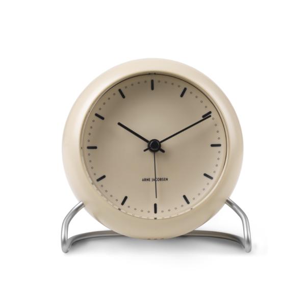 デンマークが生んだ20世紀で最も影響力の大きい建築家の一人、アルネ・ヤコブセン。この「City Hall」はルードブレ市庁舎（1956年）を設計した際に手掛けたクロック。ルードブレ市庁舎の直線的な建物フォルムに対し、ケース、インデックスのサ...