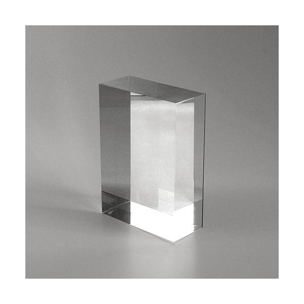 52mmもの厚さのあるアクリルをミラーに仕上げたブックエンドです。余分なものを全てそぎ落とし、枠も何も無く透明であるため、真横から見れば本が自立しているかのような錯覚に。またミラーによって周囲を映し、存在は空間に溶け込みます。「奥行き・厚み...