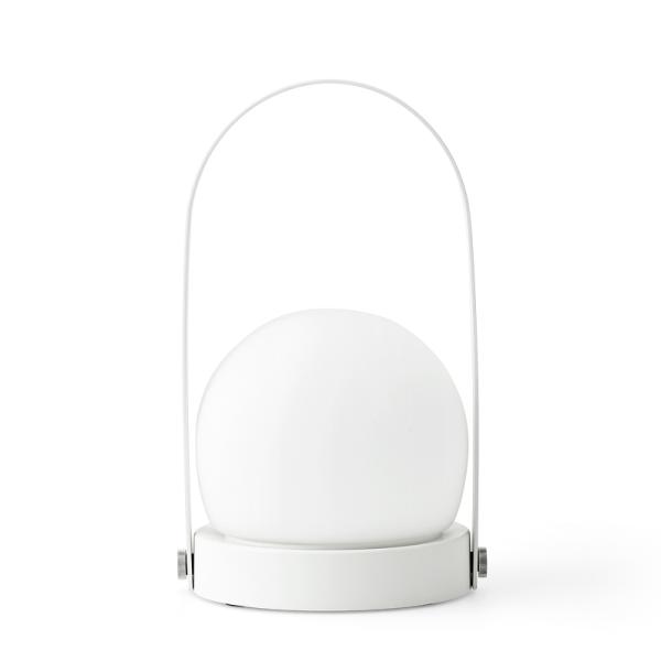 コロンとした丸い乳白色ガラスのライト。ほんのりやわらかな灯りに癒されるキャンドルを好む国民性と、デンマーク独特の「ヒュッゲ」という言葉の誕生には、長く寒い冬を越すために生活に暖かさと居心地のよさを求めたことが背景にある。軽くて持ち運べるこの...