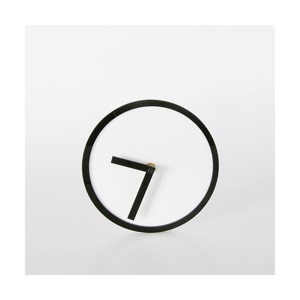 世界共通で誰もが認識できる時計のカタチ、そんな時計のピクトグラム（視覚記号）をそのままプロダクトとして実現したアート作品のような掛時計です。白黒2mm厚のアクリル板で構成されされたこの「PICTO CLOCK」は、裏面板の外周を鋭角に切削す...