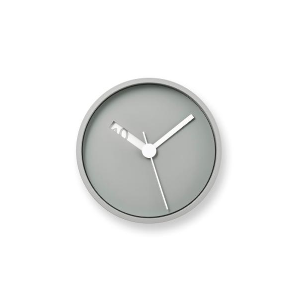 シンプルな文字盤に3本の針、そして時間になると四角く切り取られた時針の小窓から数字が現れる仕掛け。そんな独自のアイデアから生まれたのが、エクストラノーマルクロックです。文字盤は2層構造になっており、下層に配置された数字が上層の小窓から顔を出...