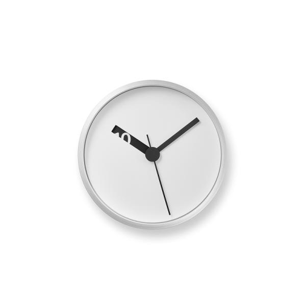 シンプルな文字盤に3本の針、そして時間になると四角く切り取られた時針の小窓から数字が現れる仕掛け。そんな独自のアイデアから生まれたのが、エクストラノーマルクロックです。文字盤は2層構造になっており、下層に配置された数字が上層の小窓から顔を出...