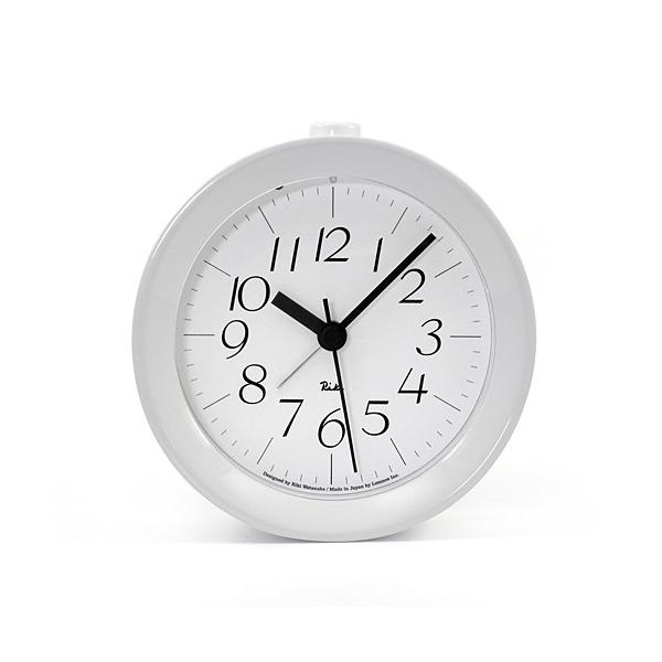 日本プロダクトデザイン界の巨匠、渡辺力が手がけたRIKI ALARM CLOCK。氏のこだわりを感じさせる大きめの12個の数字を使用した視認性の高い文字盤と、シンプルなフォルムが美しく融合されています。木製の丸みを帯びた枠体は、軽やかで、柔...