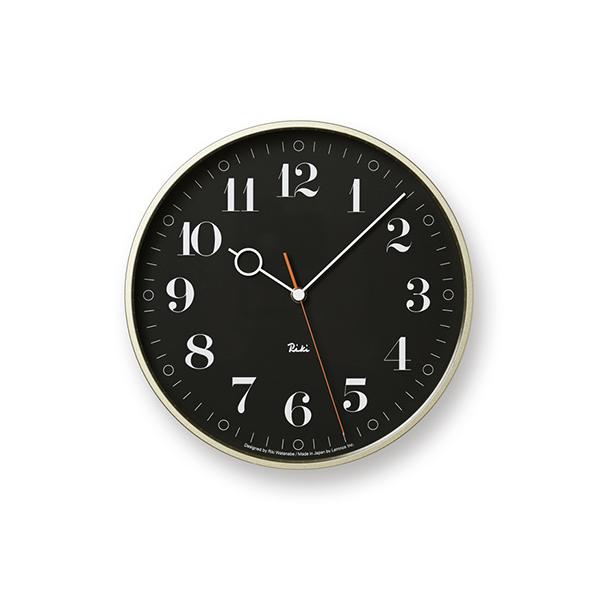 日本を代表するプロダクトデザイナー、渡辺力が1981年に発表したRIKI RING CLOCK。数々の製品を手がけた氏がクロックデザインにひとたび区切りをつけた最終期の作品です。メガネ針や輪形指標という装飾的な時計言語と機能美との絶妙なバラ...