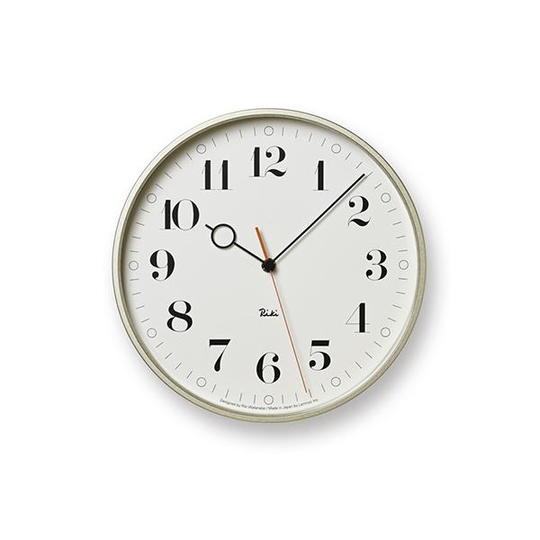 日本を代表するプロダクトデザイナー、渡辺力が1981年に発表したRIKI RING CLOCK。数々の製品を手がけた氏がクロックデザインにひとたび区切りをつけた最終期の作品です。メガネ針や輪形指標という装飾的な時計言語と機能美との絶妙なバラ...