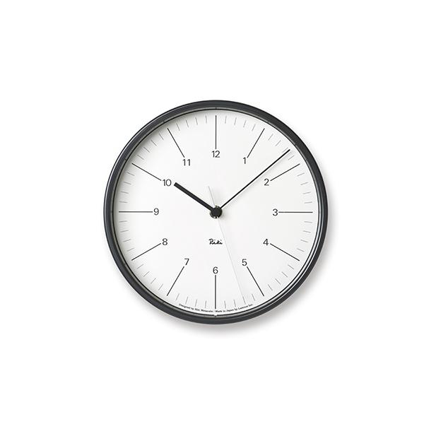 日本プロダクトデザイン界の巨匠 渡辺力による、スチール枠を採用した掛け時計です。1977年「内に集中する力と外に広がる力」のバランスをテーマにデザインされたこれらの時計は、異なるアプローチながら、12方向のラインとアラビア数字の絶妙なコンビ...