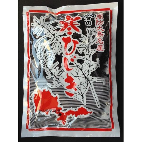 「寒ひじき」は、初冬から初春の寒い時期に育った、やわらかいひじきを原料としています。周防大島周辺の海で採れたひじきを一度天日で乾燥させます。それを真水でよく洗い、高圧釜でゆっくりとよく煮つめてやわらかくし、再び乾燥させます。瀬戸内の寒い西風...