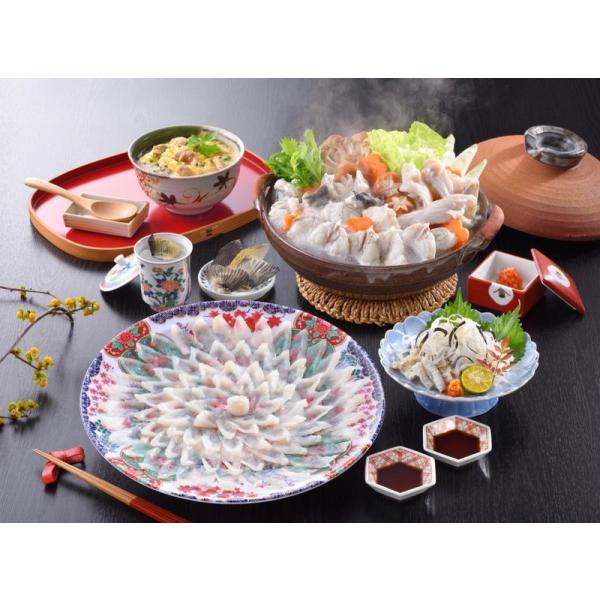 とらふくならではの絶妙な味わいをお楽しみいただける本格的なコースです、職人の技で盛り付けられたとらふく刺身と鍋いっぱいに広がるとらふくちりの魅力をひれ酒と共に、又、お鍋の後のとらふく雑炊も格別です。