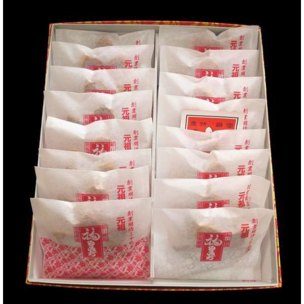 幸福への願いを込めて、「福もみぢ」が誕生しました！　福もみぢは、紅白2種類の練り餡の中に栗を入れ、表面には「福」の焼印を入れています。 栗の風味が引き立つ白練りあんと、こだわりの赤練りあん、2つの味をお楽しみ下さい。