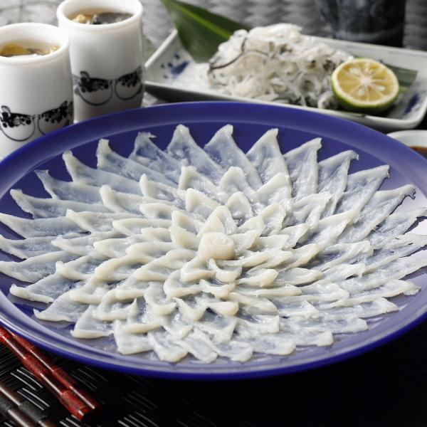 【産地】長崎県・熊本県産とらふぐ　　【加工地】山口県下関市【賞味期限】１７９日(解凍後３日)　【保存方法】要冷凍（要冷蔵）【商品内容】高台皿（プラ）33cm菊盛り・とらふぐ刺身：160g　　・とらふぐ皮身：150g・とらふぐ焼きひれ：5g・...