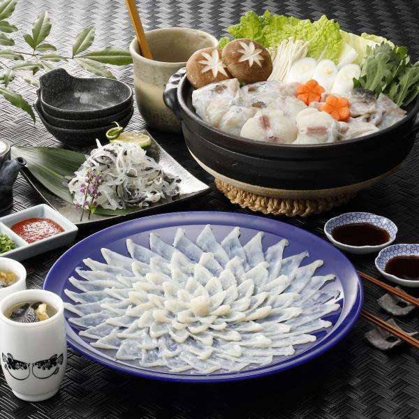 【産地】長崎県・熊本県産とらふぐ　　【加工地】山口県下関市【賞味期限】１７９日(解凍後３日)　【保存方法】要冷凍（要冷蔵）【商品内容】高台皿（プラ）33cm菊盛り・とらふぐ刺身：160g　　・とらふぐちり鍋：500g（切り身：アラ＝４：６）...