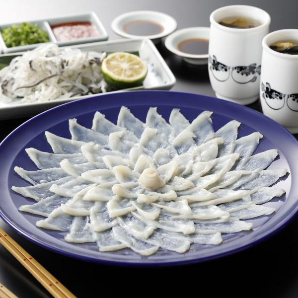 【産地】長崎県・熊本県産とらふぐ　　【加工地】山口県下関市【賞味期限】１７９日(解凍後３日)　【保存方法】要冷凍（要冷蔵）＊北海道・沖縄は別途送料がかかります。【商品内容】高台皿（プラ）30cm菊盛り・とらふぐ刺身：120g　　・とらふぐ皮...