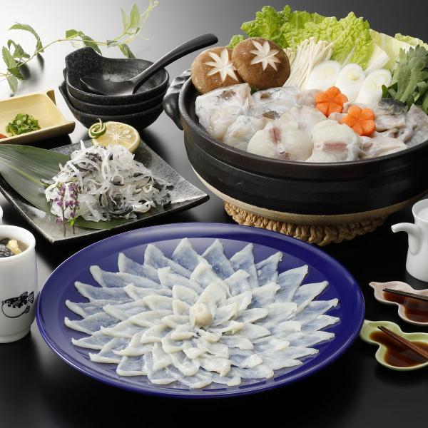 【産地】長崎県・熊本県産とらふぐ　　【加工地】山口県下関市【賞味期限】１７９日(解凍後３日)　【保存方法】要冷凍（要冷蔵）【商品内容】高台皿（プラ）30cm菊盛り・とらふぐ刺身：120g　　・とらふぐちり鍋：500g（切り身：アラ＝４：６）...