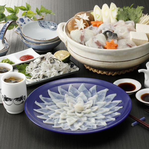 【産地】長崎県・熊本県産とらふぐ　　【加工地】山口県下関市【賞味期限】１７９日(解凍後３日)　【保存方法】要冷凍（要冷蔵）＊北海道・沖縄は別途送料がかかります。【商品内容】高台皿（プラ）27cm菊盛り・とらふぐ刺身：100g　　・とらふぐち...