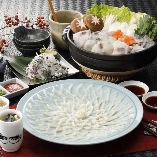 【産地】長崎県・熊本県産とらふぐ　　【加工地】山口県下関市【賞味期限】１７９日(解凍後３日)　【保存方法】要冷凍（要冷蔵）【商品内容】特製陶器皿33cm菊盛り・とらふぐ刺身：180g　・トラフグちり鍋：500ｇ（切り身：アラ＝４：６）　・と...