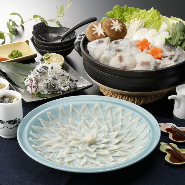 【産地】長崎県・熊本県産とらふぐ　　【加工地】山口県下関市【賞味期限】１７９日(解凍後３日)　【保存方法】要冷凍（要冷蔵）【商品内容】特製陶器皿30cm菊盛り・とらふぐ刺身：120g　・トラフグちり鍋：500ｇ（切り身：アラ＝４：６）　・と...