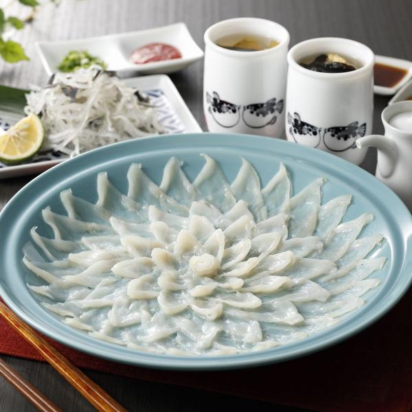 【産地】長崎県・熊本県産とらふぐ　　【加工地】山口県下関市【賞味期限】１７９日(解凍後３日)　【保存方法】要冷凍（要冷蔵）＊北海道・沖縄は別途送料がかかります。【商品内容】特製陶器皿27cm菊盛り・とらふぐ刺身：100g　　・とらふぐ皮身：...