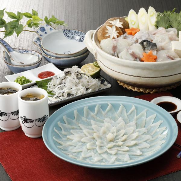 【産地】長崎県・熊本県産とらふぐ　　【加工地】山口県下関市【賞味期限】１７９日(解凍後３日)　【保存方法】要冷凍（要冷蔵）【商品内容】特製陶器皿27cm菊盛り・とらふぐ刺身：100g　・トラフグちり鍋：350ｇ（切り身：アラ＝４：６）　・と...