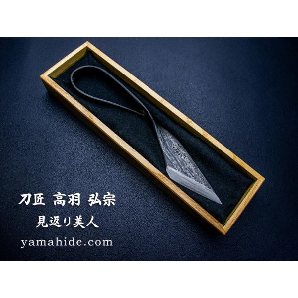 岐阜県関市の刀匠・高羽弘宗による手作りの小刀「見返り美人」です。緩やかに湾曲した独特の造形が特徴で、まるで流れるような姿の美しさを感じさせます。ダマスカス鋼による複雑で繊細な模様が、金属とは思えない柔らかな表情を生み出しています。芸術性の高...