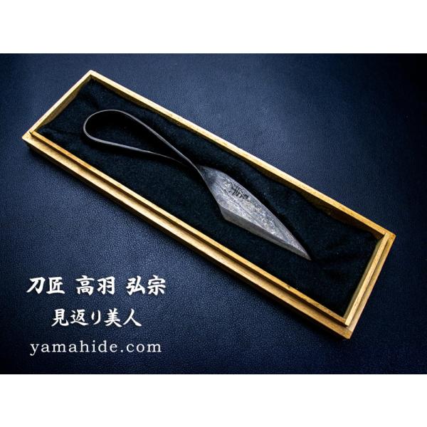 岐阜県関市の刀匠・高羽弘宗による手作りの小刀「見返り美人」です。緩やかに湾曲した独特の造形が特徴で、まるで流れるような姿の美しさを感じさせます。ダマスカス鋼による複雑で繊細な模様が、金属とは思えない柔らかな表情を生み出しています。芸術性の高...