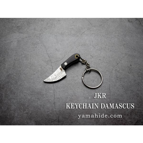 手のひらに収まる極小サイズのキーチェーンナイフです。ブレードにはダマスカス調の模様が施され、アクセサリー感覚で持ち歩ける華やかなデザインに仕上がっています。黒系のウッドハンドルとシルバーのキーリングの組み合わせが目を惹きます。ナイフ好きの方...