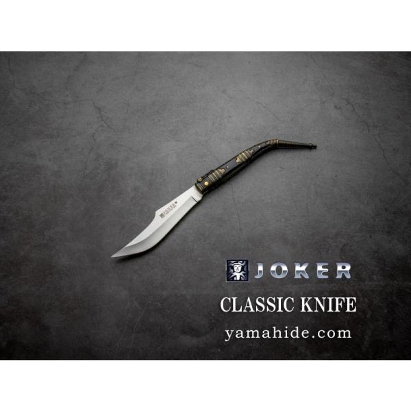 スペインのナイフブランドJOKER（ジョーカー）によるクラシックスタイルの折りたたみナイフです。重厚感のあるザマック合金ハンドルに装飾を施したデザインが特徴で、アンティークナイフのような雰囲気を漂わせます。ブレードにはステンレス鋼420を採...