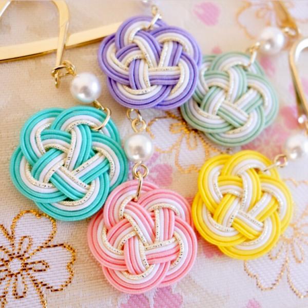 日本の伝統工芸「水引」で一つひとつ丁寧に結んでいます。愛らしい梅の花は、「良縁」や「幸福」の意味を持つ縁起の良い結びです。金具は使いやすいサイズで、引っかけても落ちにくく、安心してご使用いいただけます。屋外での御朱印帳の使用時や順番待ちの際...