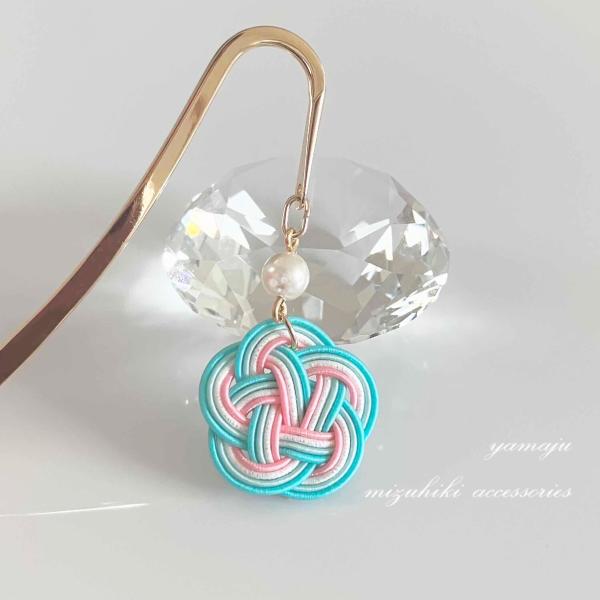 日本の伝統工芸「水引」で一つひとつ丁寧に結んでいます。愛らしい梅の花は、「良縁」や「幸福」の意味を持つ縁起の良い結びです。金具は使いやすいサイズで、引っかけても落ちにくく、安心してご使用いいただけます。屋外での御朱印帳の使用時や順番待ちの際...