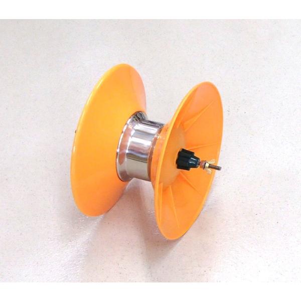脇漁具製作所 イカ釣り車 小◆サイズ・プラ皿の外径：295mm・ステン胴外寸：外径135mm×幅75mm・皿間外側の最大幅：約150mm●漁業者が使うスルメ・ヤリイカ用釣り車です。●実装写真のようにイカ巻き機を使用する際、船べりに付けて使い...