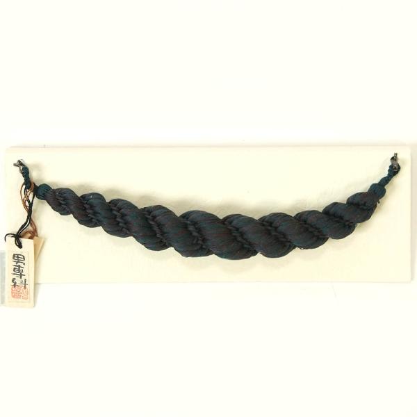 男性用の羽織紐です。日本製になります。絹を使用していますので、しなやかで、上品な光沢があります。しめ縄の様なデザインで横綱の羽織紐になります。無双タイプで、S字カンが付いています。羽織に付けてご使用下さい。【お色目】紺系※最善の色再現をして...