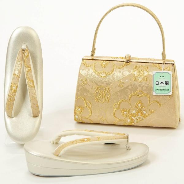 日本製の草履・バックのセットです。【バック】表面は織りの生地になっています。和柄の模様が上品です。持ち手と側面は無地の生地になります。中は布張りになっていて、小ポケット付きです。【草履】マットな表面ですが輝きがある台になっています。二枚芯で...